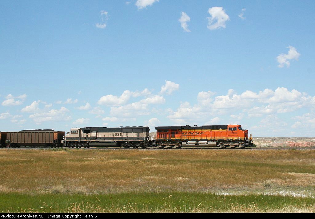 BNSF 5984 and BN 9621